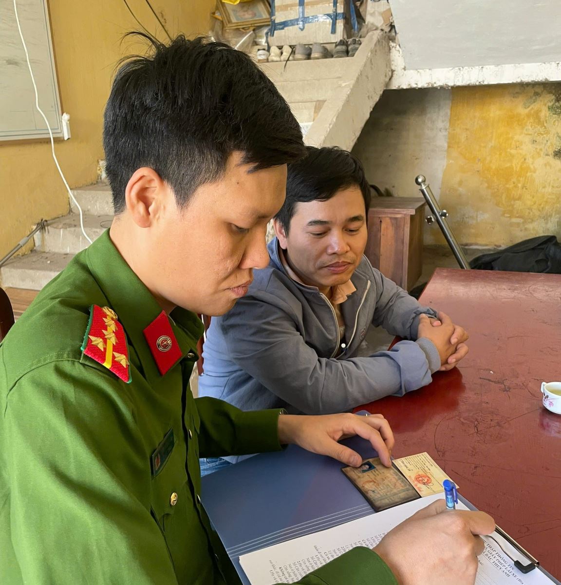 Người dân xã Bắc Thụy Anh đồng hành cùng Công an xã làm sạch dữ liệu đăng ký xe, giấy phép lái xe